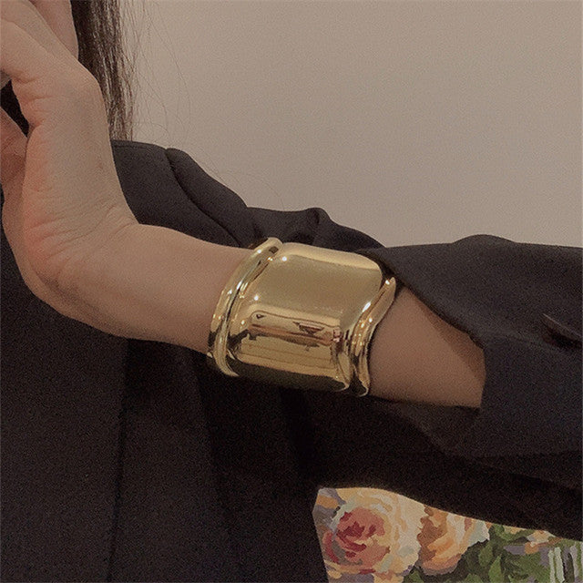 Statement Armband – Striking Wave Design with Chic Asymmetry – Lim Marina